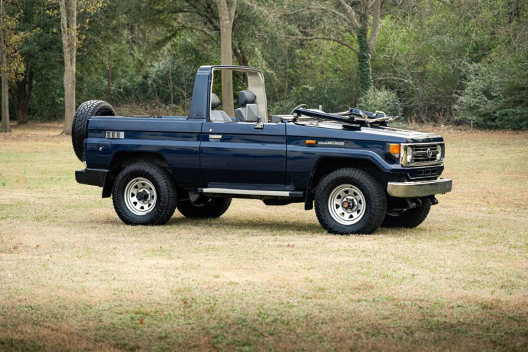 This detachable-top Land Cruiser 70 series is peak old-school Toyota