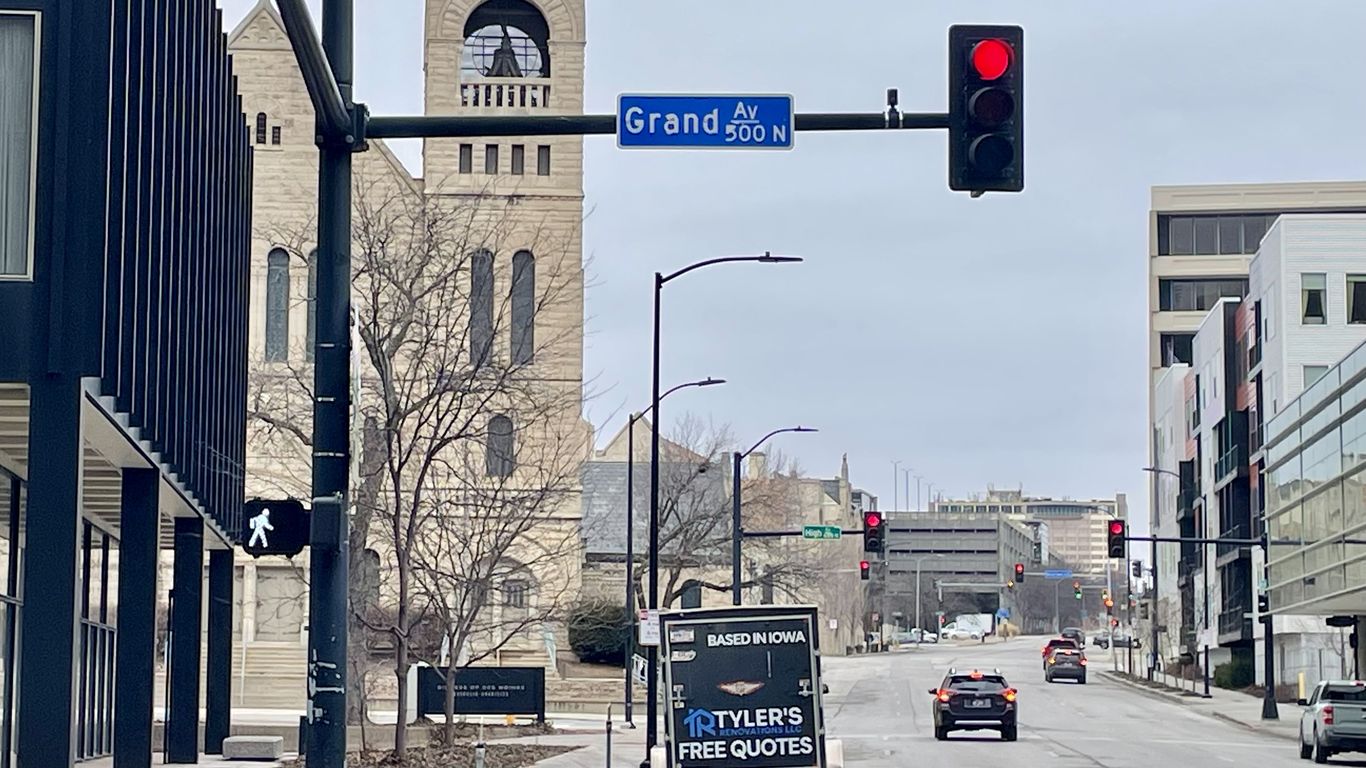 New traffic signals give pedestrians a head start in Des Moines