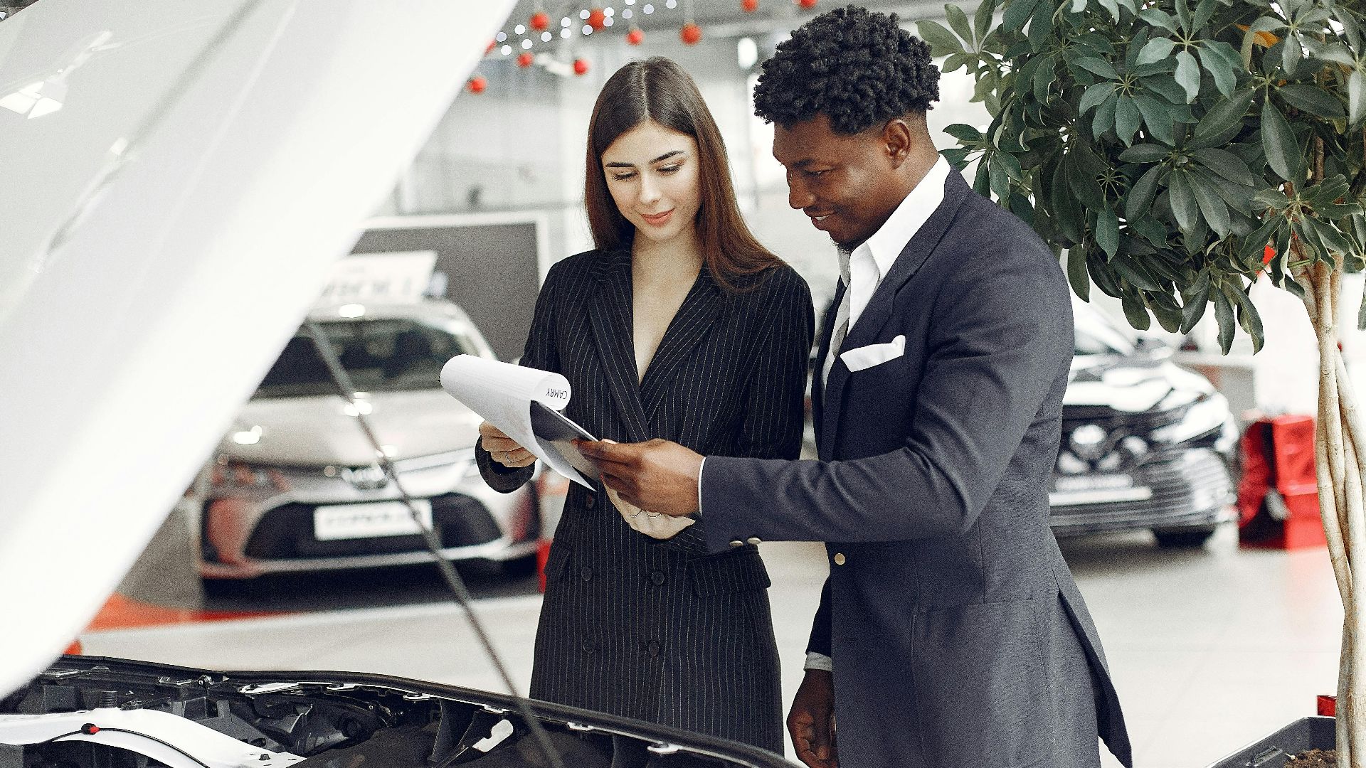 10 signs you're in a good used car dealership & 10 signs of a sketchy one