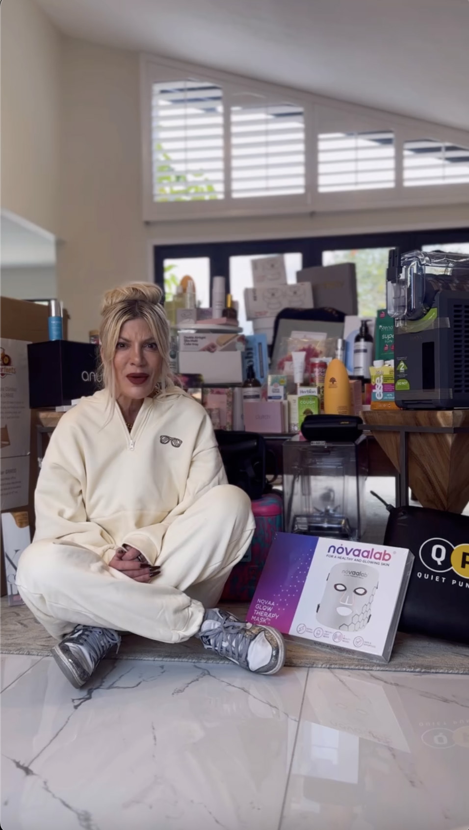 Tori Spelling living in 'borderline hoarder' house after Dean McDermott ...