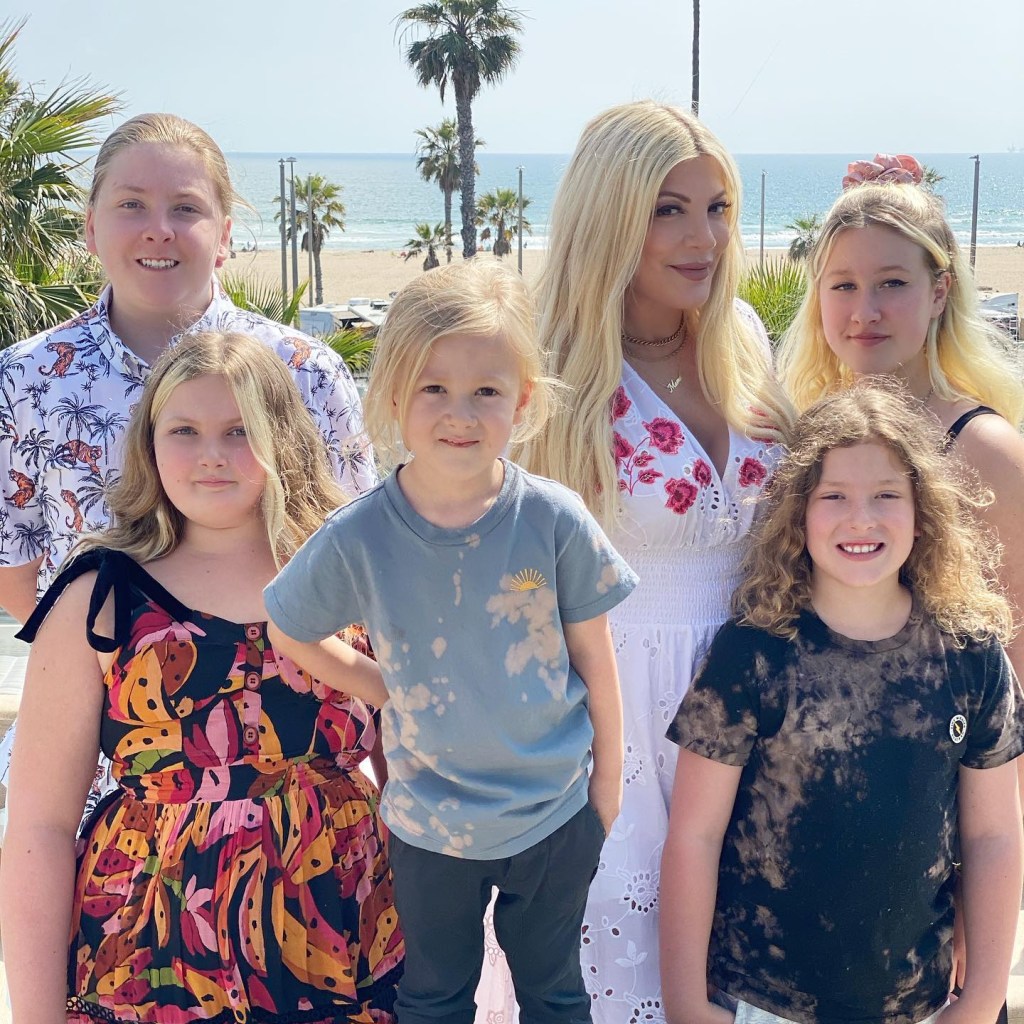 Tori Spelling living in 'borderline hoarder' house after Dean McDermott ...