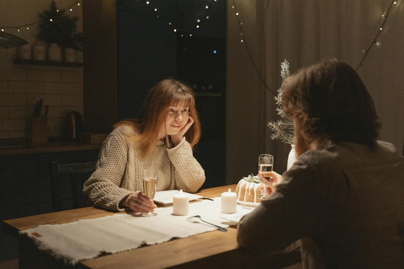 10 behaviors that show your spouse is falling out of love
