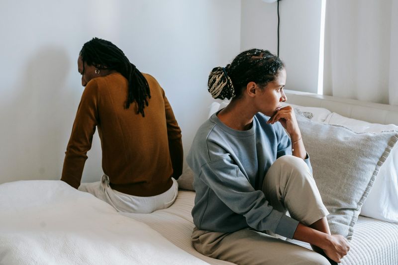 10 behaviors that show your spouse is falling out of love