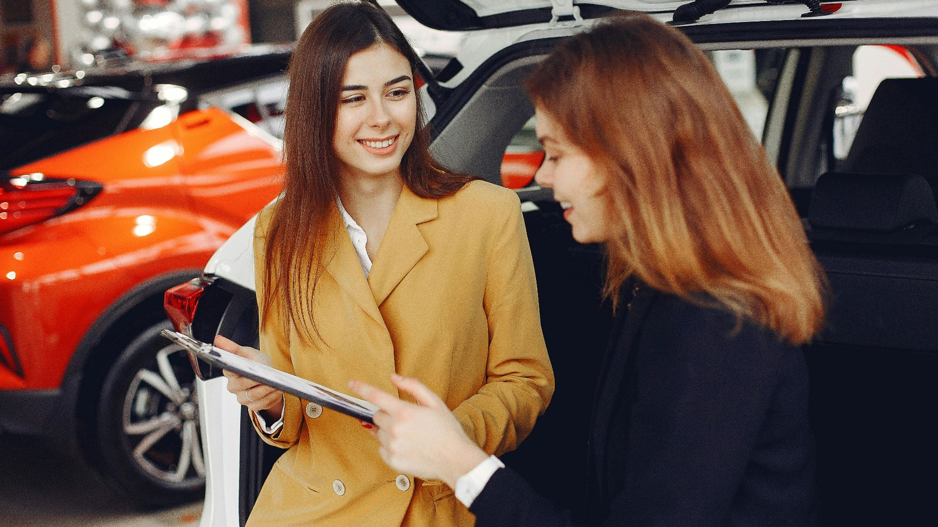 10 signs you're in a good used car dealership & 10 signs of a sketchy one