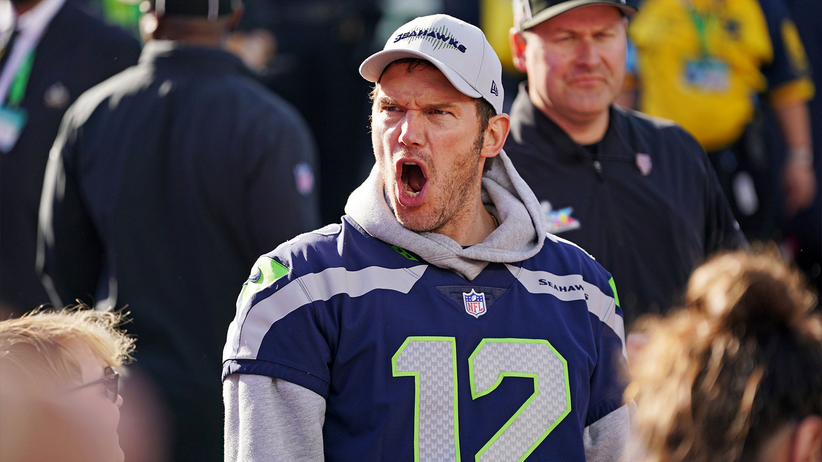 Seahawks superfan Chris Pratt parties it up with Sam Darnold in locker ...
