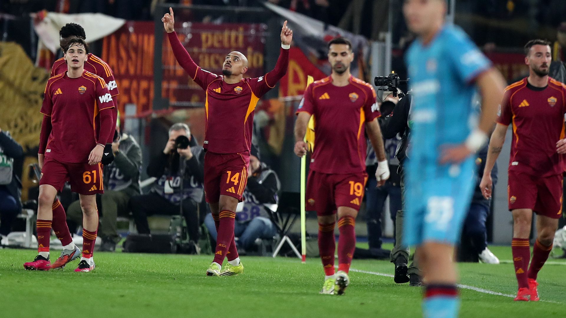Malen ne fa 2 al Cagliari e la Roma aggancia la Juventus al 4° posto