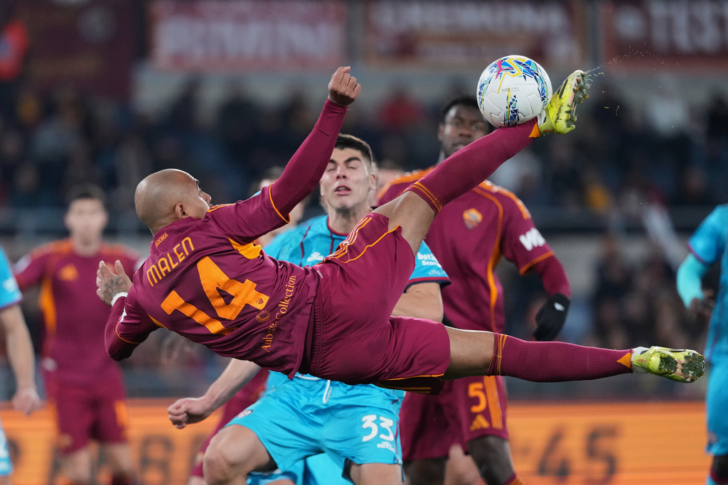 Doblete de Malen mantiene a la Roma cerca del grupo de cabeza en la Serie A