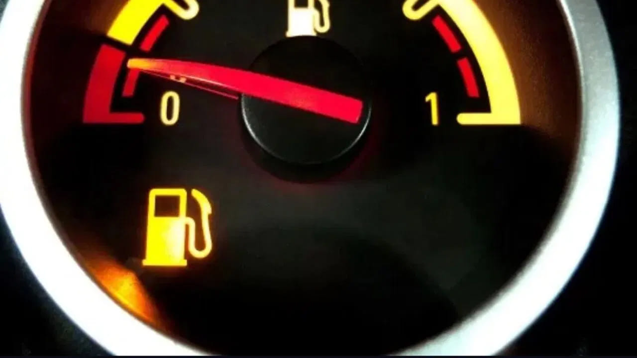 Fuel light: తక్కువ ఇంధన లైట్ వెలిగిన తర్వాత కారు ఎంత దూరం ప్రయాణిస్తుంది?