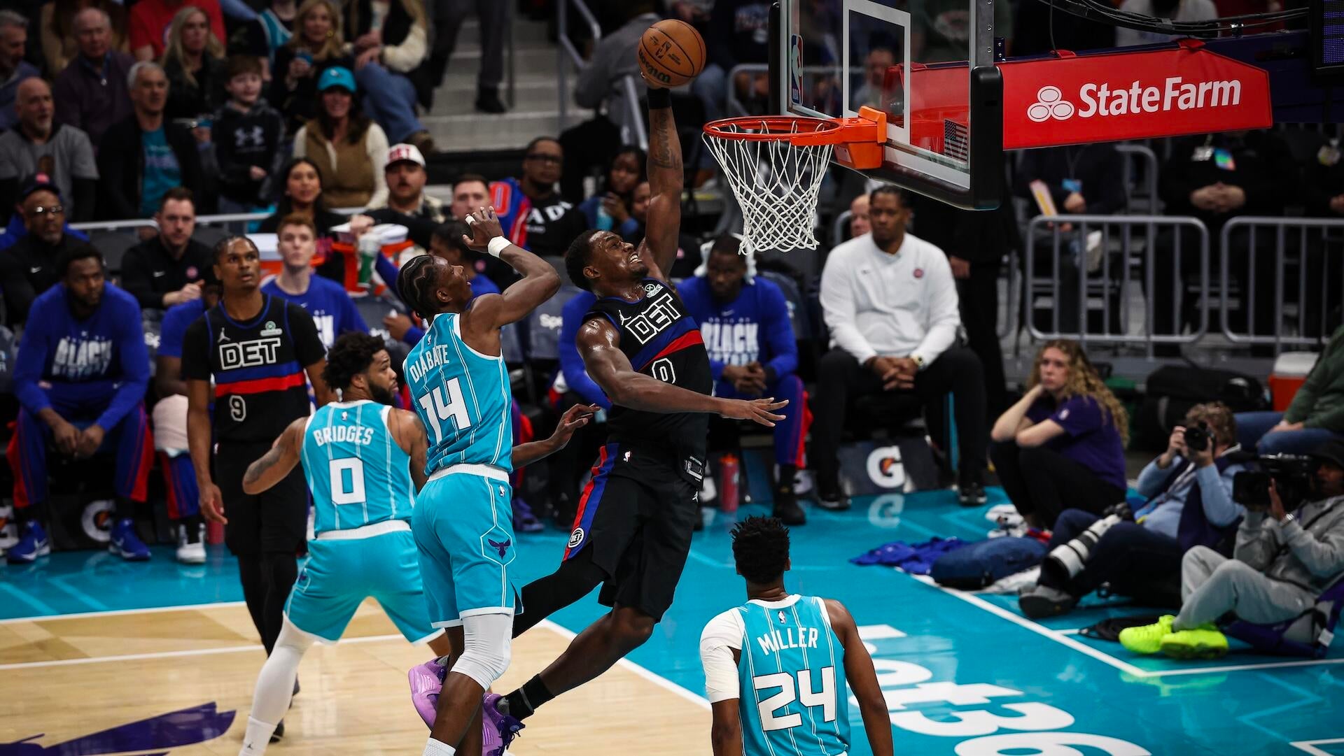 Four NBA players ejected after Hornets and Pistons brawl following ...