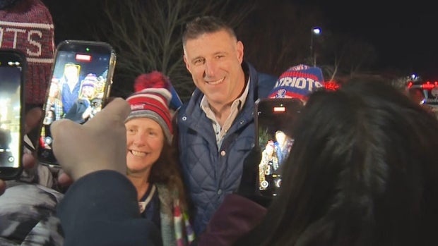 Mike Vrabel greets Patriots fans in Foxboro after Super Bowl loss, says ...