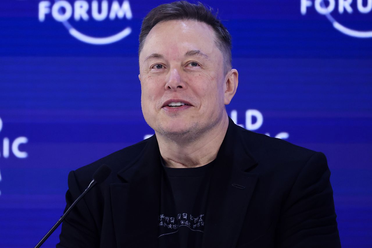 Elon Musk says SpaceX is prioritizing building city on the Moon over ...
