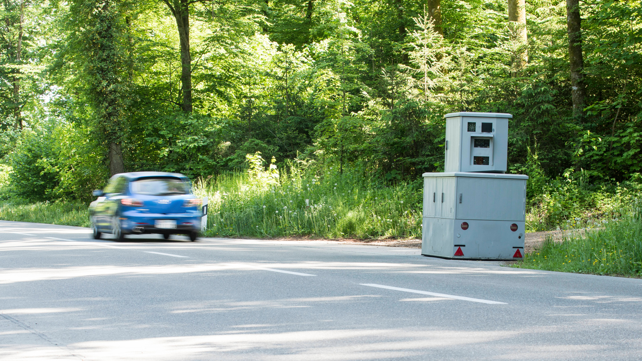 Mobiler Blitzer 2 Autos Nebeneinander