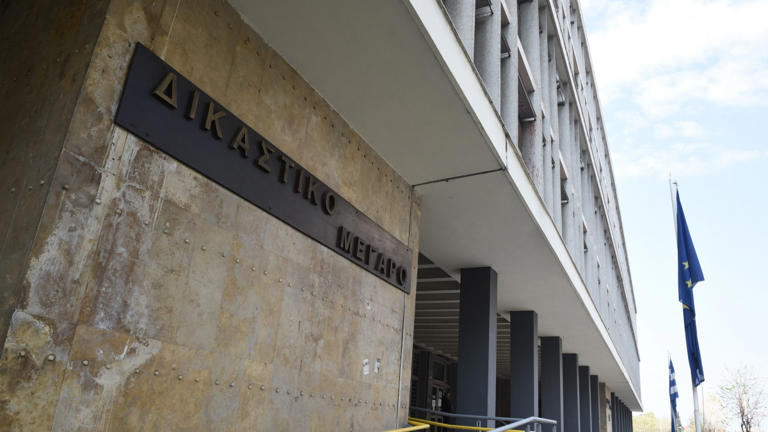 Στο Αυτόφωρο η 25χρονη μητέρα που άφησε μόνο στο διαμέρισμα τον 5χρονο ...