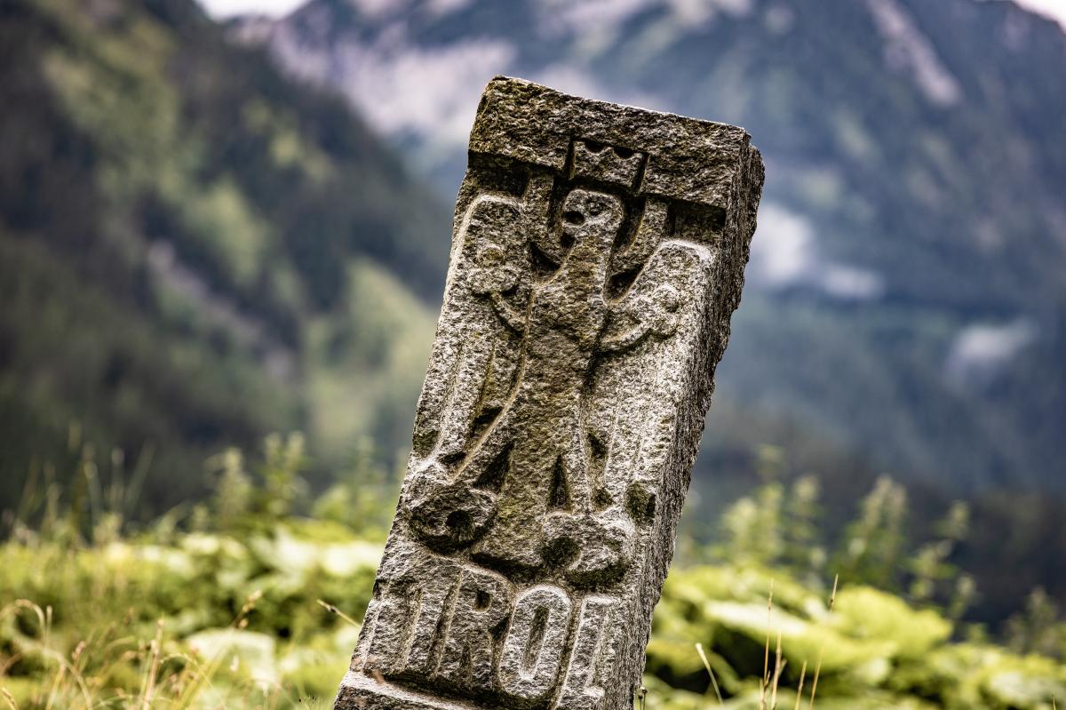 Motorradfahrer kracht in Tirol ungebremst gegen ein abbiegendes Auto