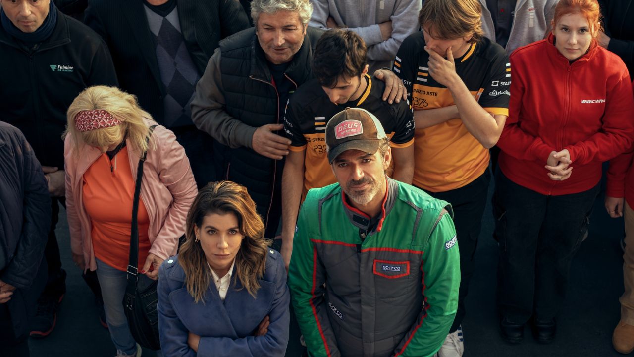 Motorvalley, la serie Netflix corre veloce ma non lascia il segno