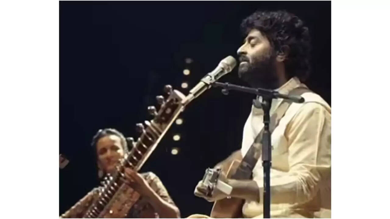 Singer Arijit Singh returns to the stage, appears at first live show ...