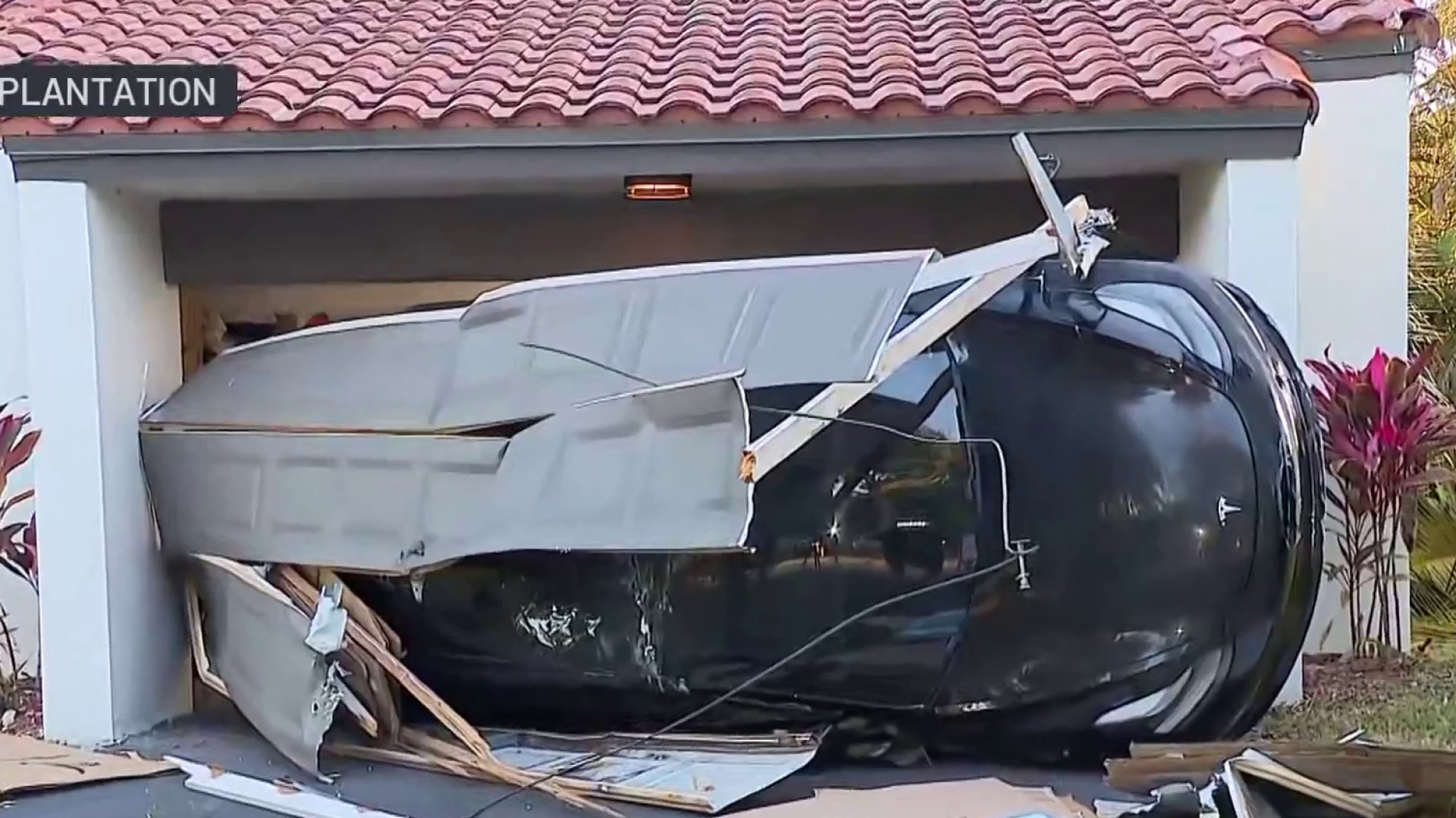1 in custody after SWAT standoff in Plantation; video shows car smashed ...