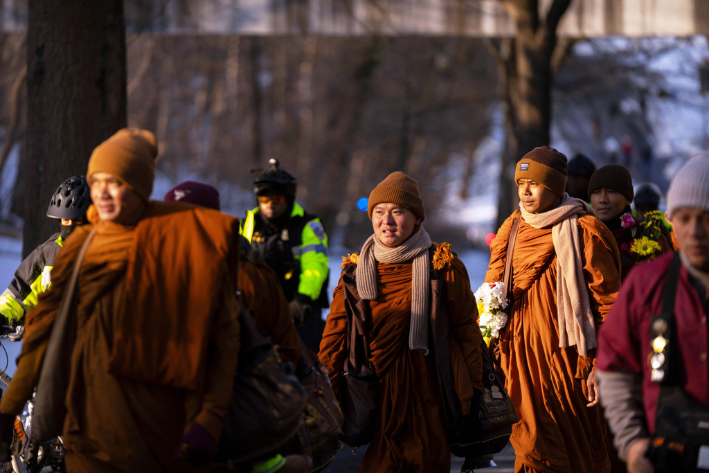 Monjes budistas caminan por la paz, de Texas a Washington