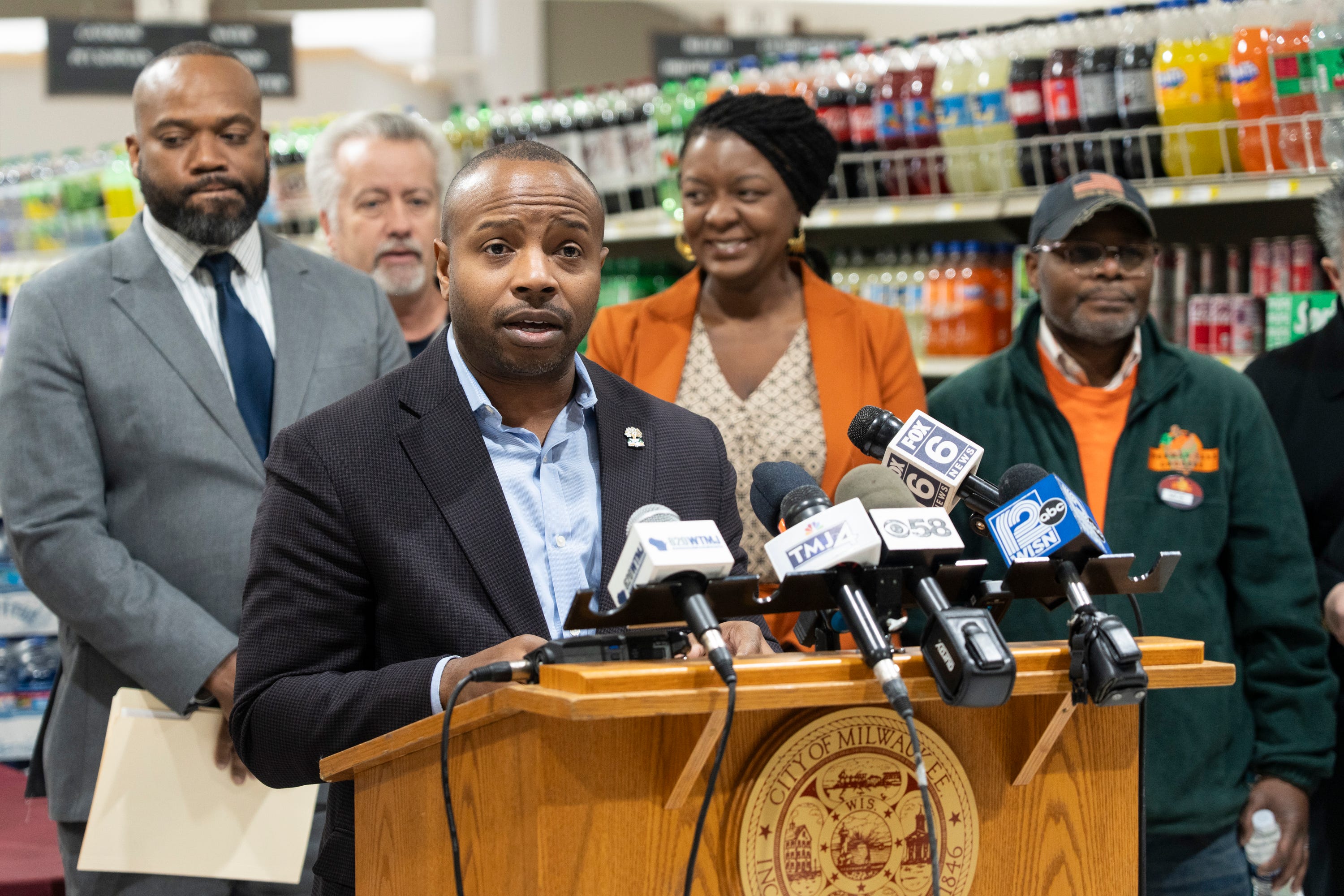Milwaukee alders introduce resolution declaring food apartheid a public ...