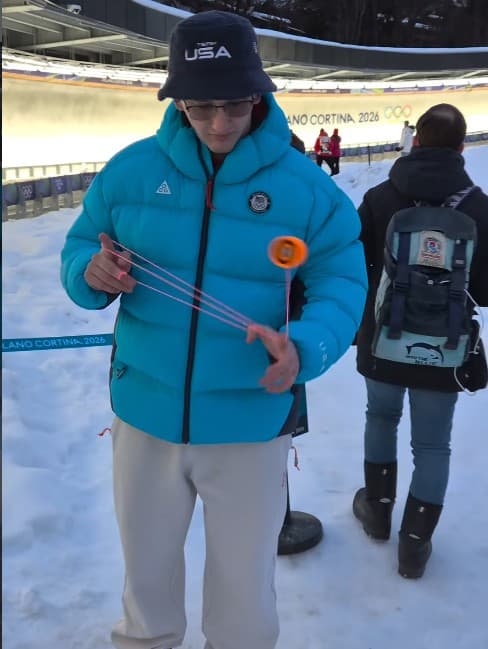 Curling JO : ce curleur américain au bandeau rouge qui éblouit les Jeux ...