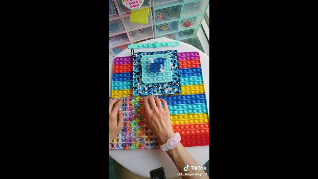 Satisfying ASMR of playing Pop It