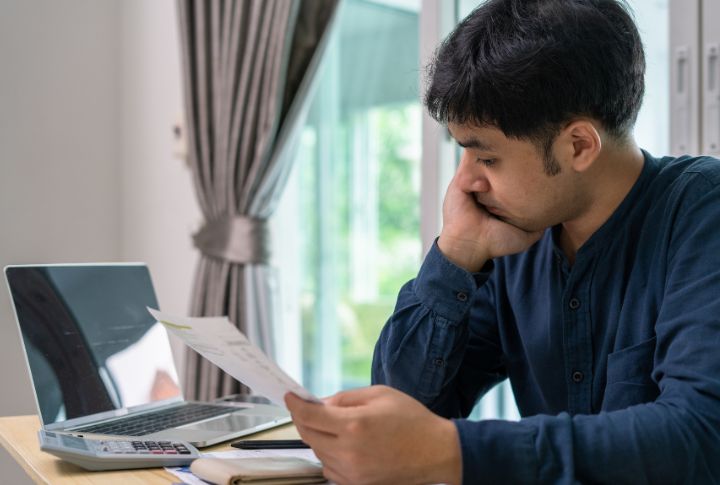 15 signs that someone is secretly broke