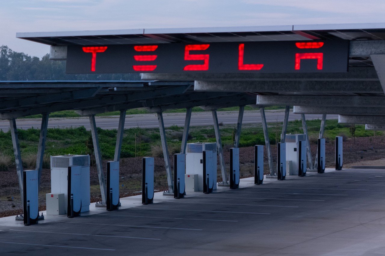 Top Tesla executive leaves carmaker