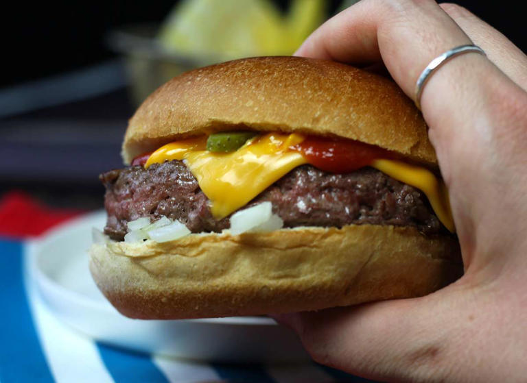 Cheeseburger, la famosa hamburguesa de queso que todos adoran