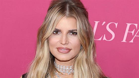 Jessica Simpson’s brunette hair transformation is simply irresistible