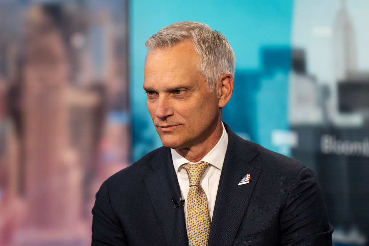 American Airlines pilots and flight attendants revolt against their CEO