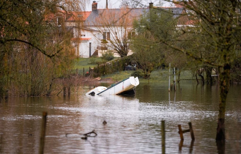 Inondations : douze départements de l’ouest de la France en alerte ...
