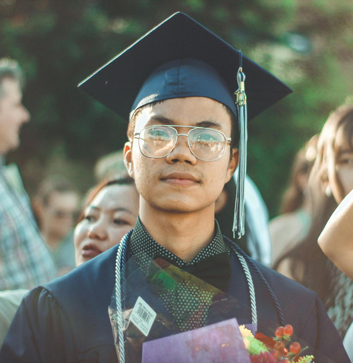 16 moments that show kindness is the hand that pulls us back from the edge