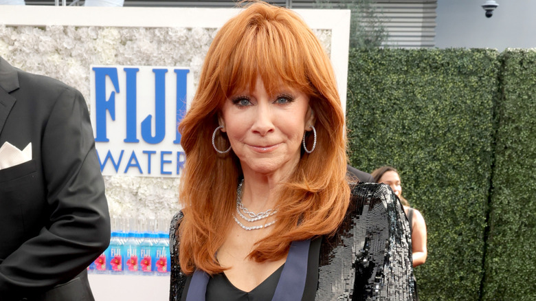 Reba McEntire is almost unrecognizable rocking her natural hair