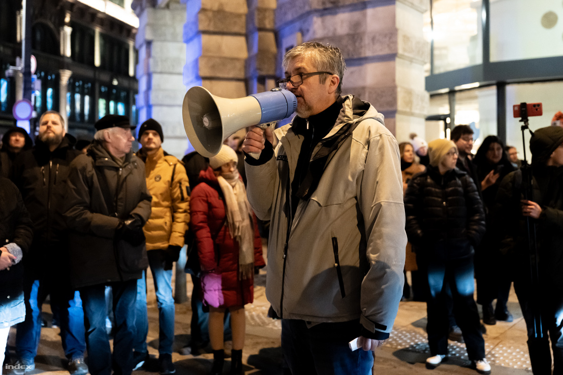 Hatalmas káoszt okozott Budapesten Hadházy Ákos, a rendőröknek kellett ...