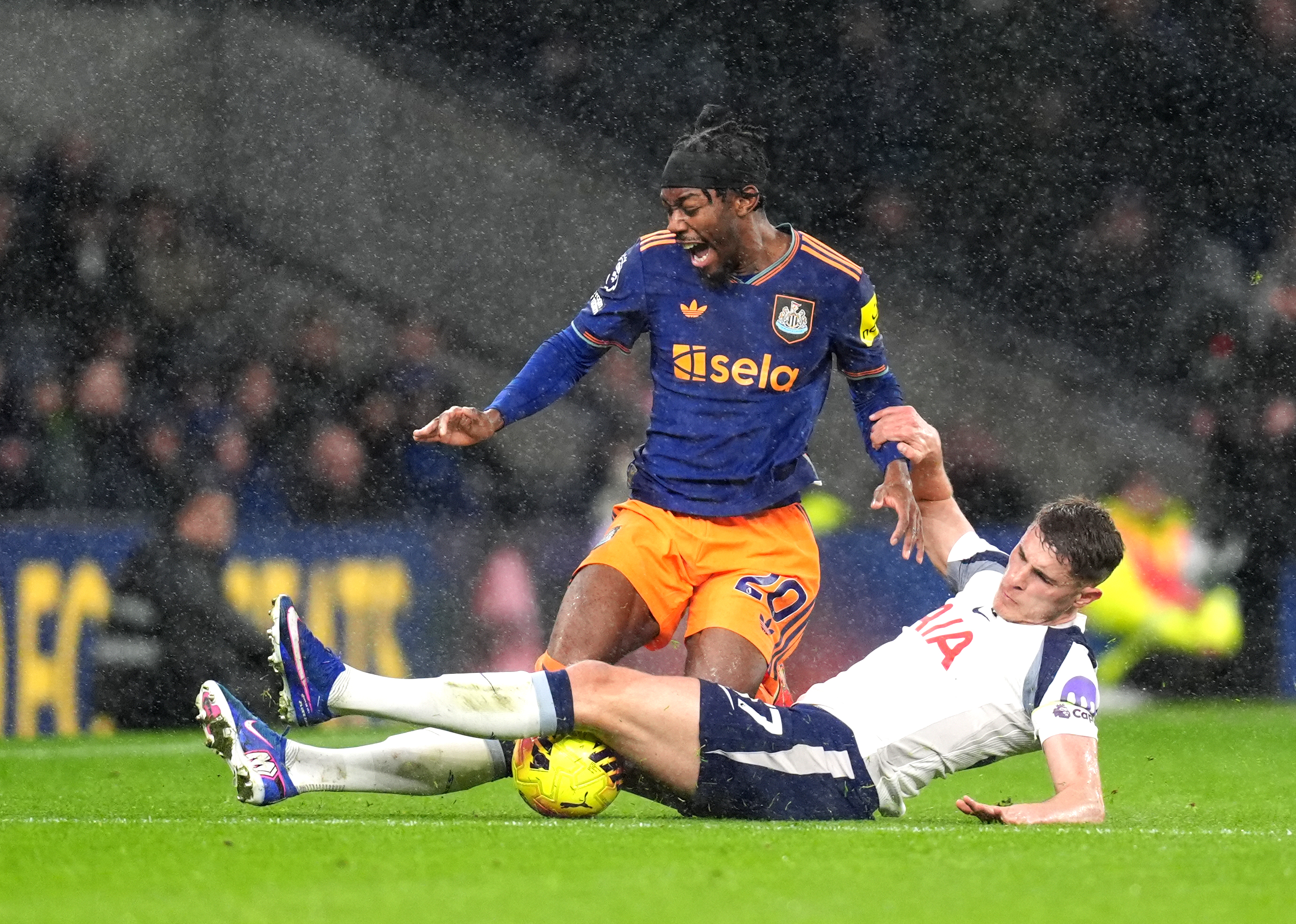 Newcastle stort Spurs in nog grotere crisis, Chelsea morst tegen ...