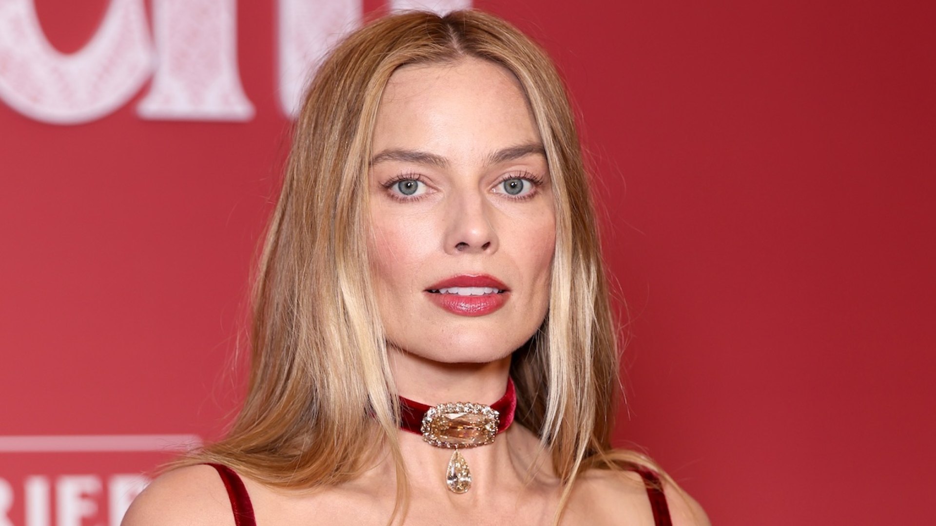 Margot Robbie dice que un actor le regaló un libro animándola a comer menos