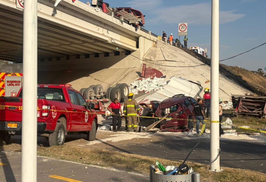 Brindan atención médica a familia tras choque en la León–San Francisco ...