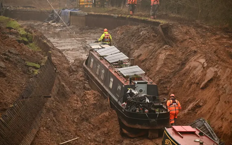 UK’s crumbling canals threatened with collapse
