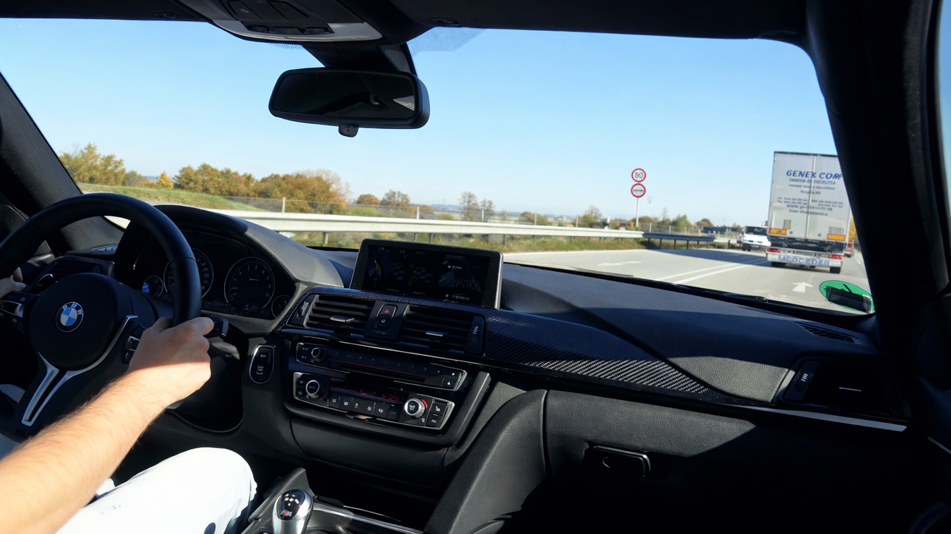 BMW M4: Beschleunigung und Gangwechsel-Sounds im Cockpit