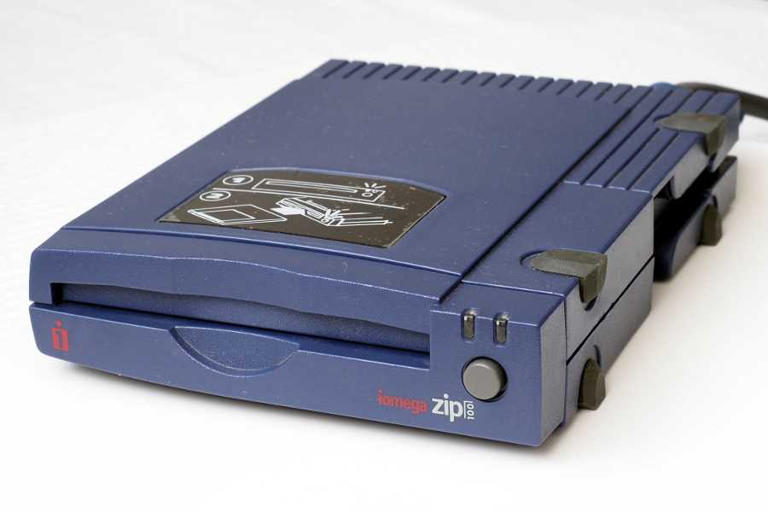 How Iomega Zip drives almost solved the floppy disk problem (before USB ...