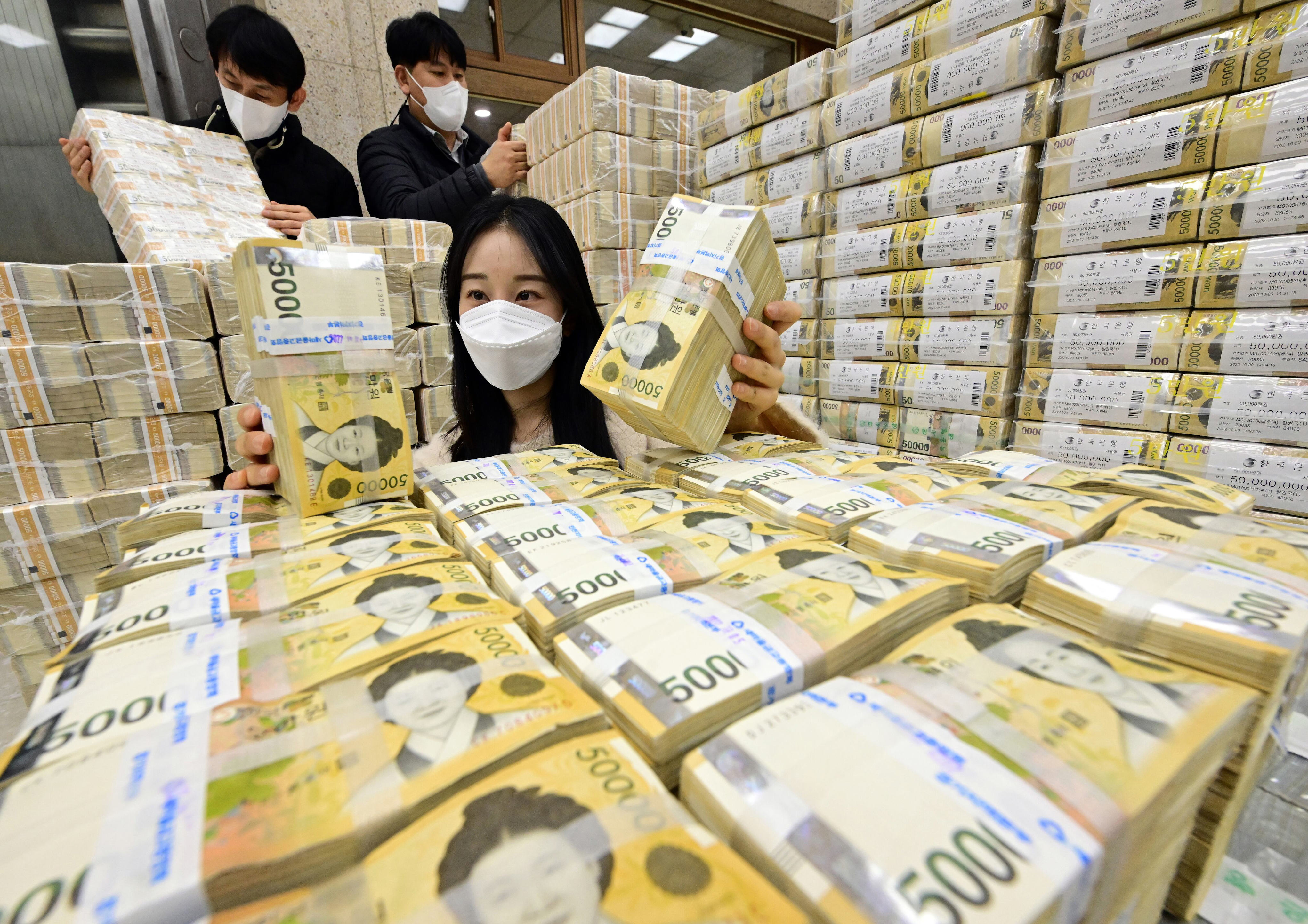 Lunar New Year allowances burden adults, students receive 100,000 won