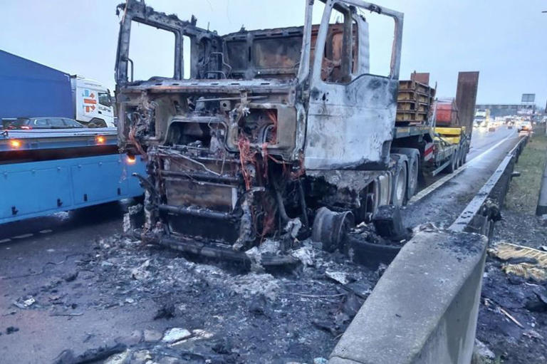 M62 closed overnight for emergency repairs after lorry blaze damages ...