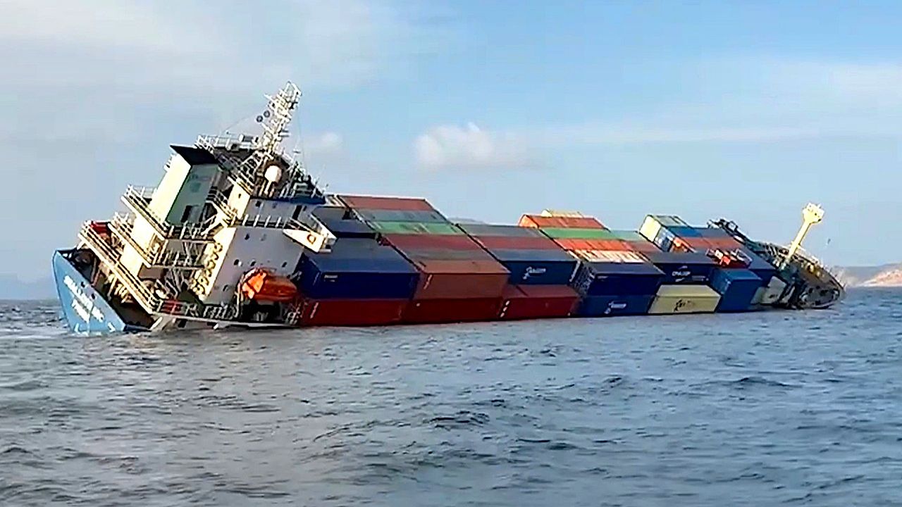 Containerschip zinkt en veroorzaakt olieramp bij Phuket
