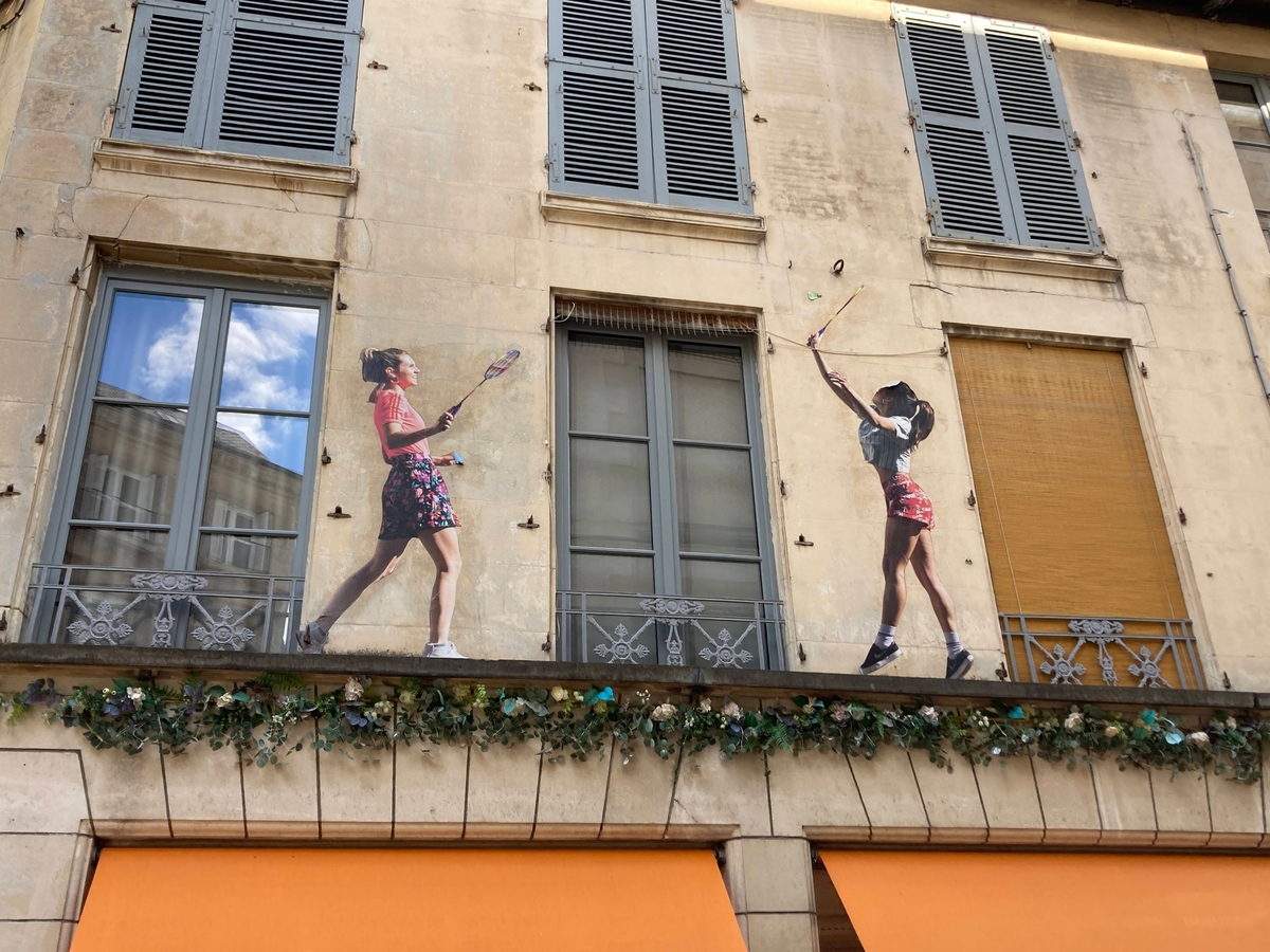 En France, des squatteurs pas comme les autres rénovent une maison ...
