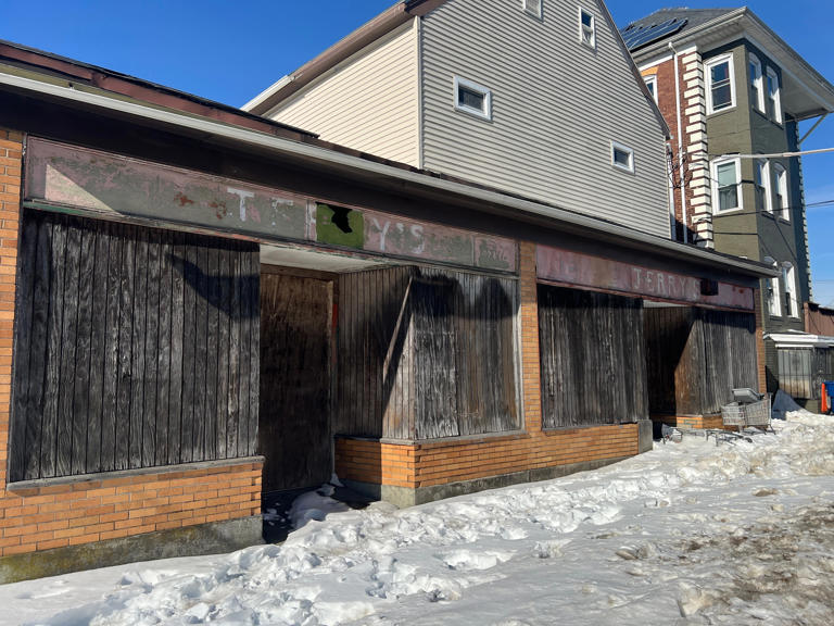 Decrepit former Jerry's store in New Bedford could become apartments