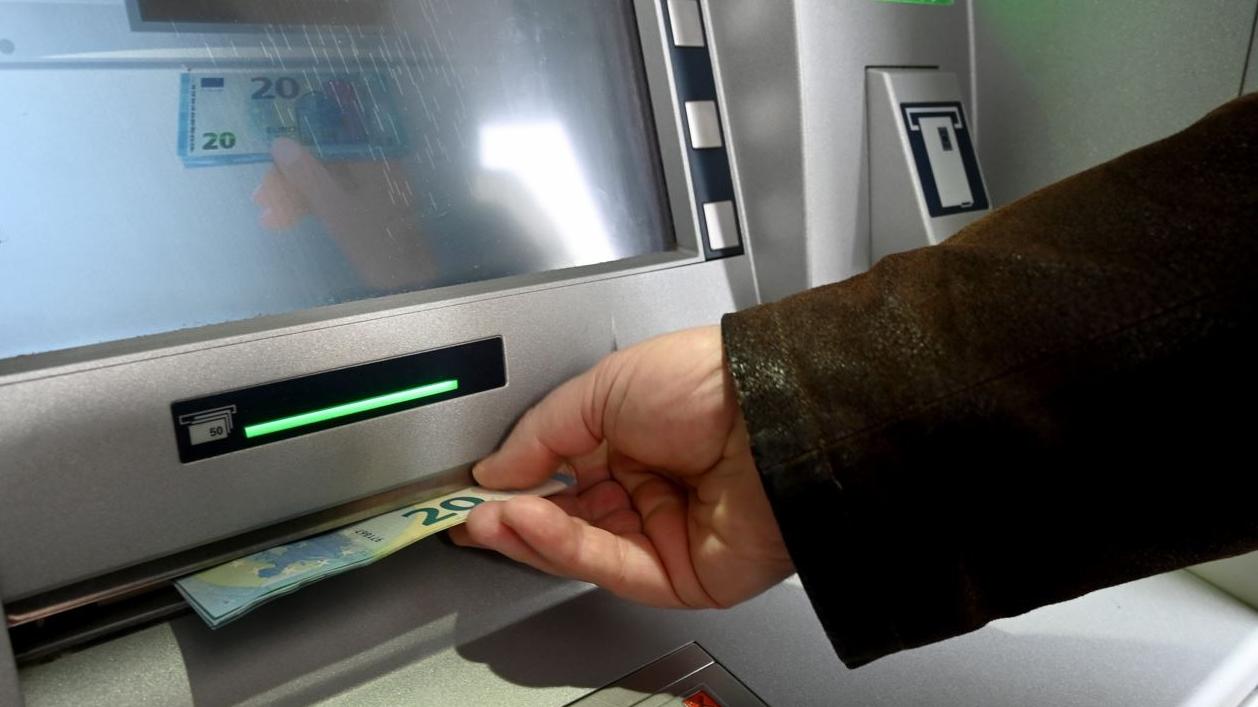 Scorda i soldi in un bancomat dei Lidi, lui li trova e li porta via