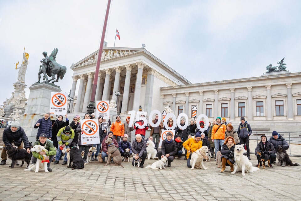 Gegen Böller: Ex-Minister lässt seinen Hund vor dem Parlament bellen