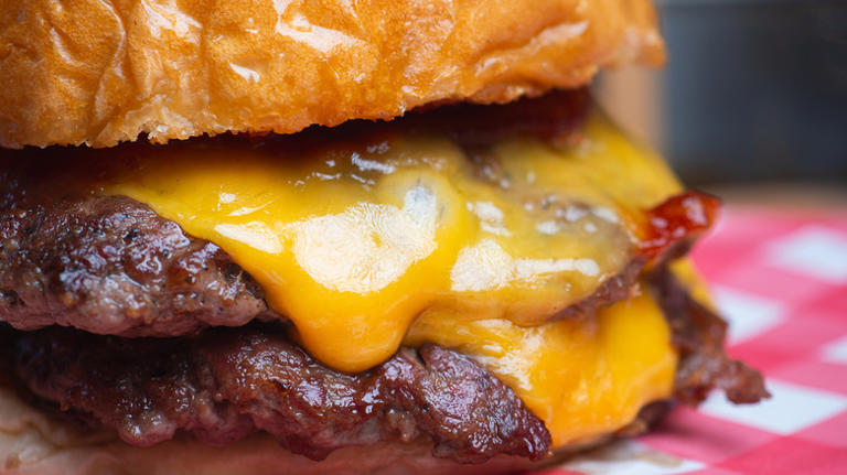 I tried cheeseburgers at 7 sit-down chain restaurants and ranked them ...