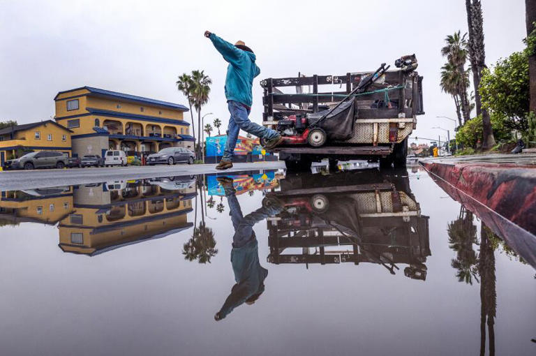 Fast-moving storm floods SoCal freeways, triggers flash flood warning ...