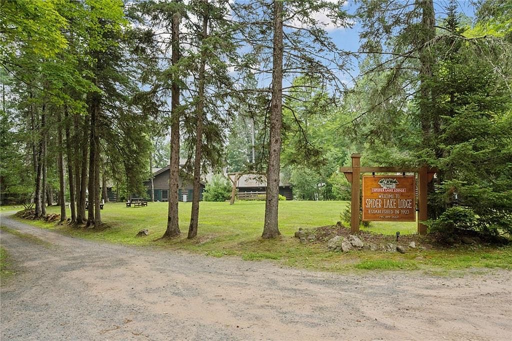 Antique 1923 historic lodge in Hayward, Wisconsin with 9 guest rooms, 8 ...